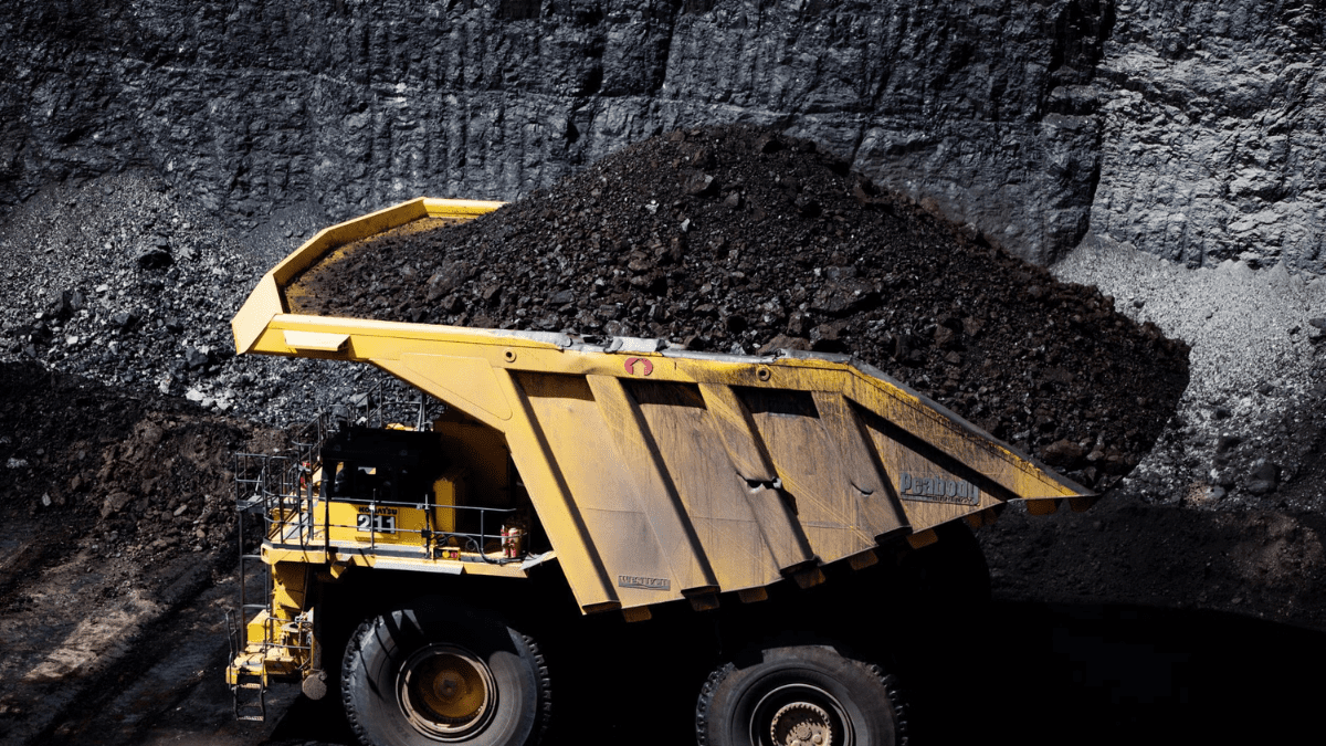 ⛏️ Wyoming’s mining monster grows — third-largest coal mine gets green ...